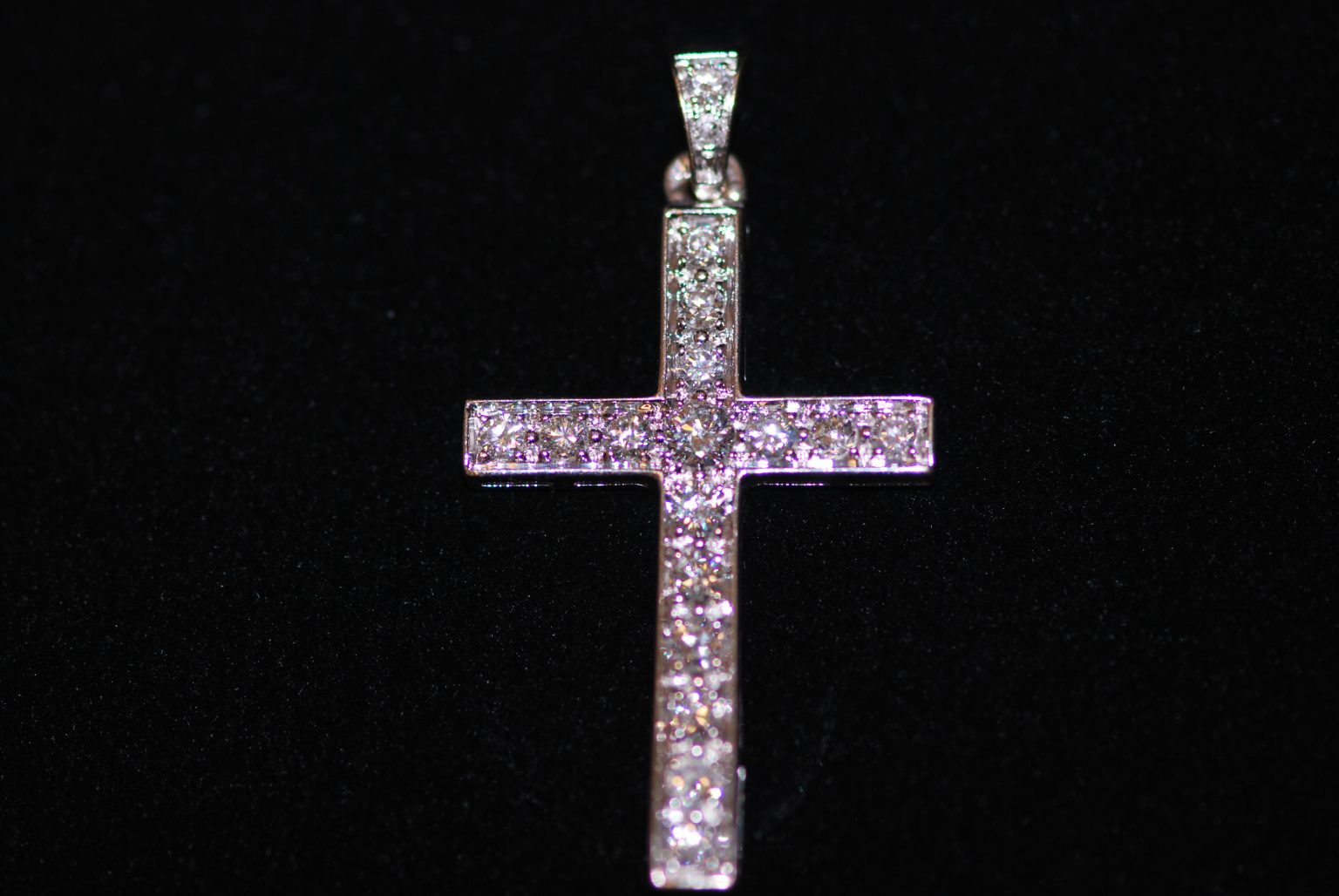 Pendentif croix or blanc et diamants
